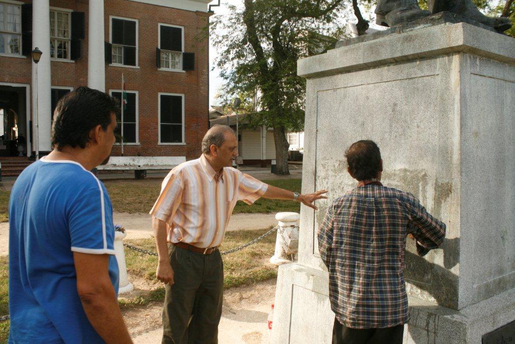 Nieuws: NPS maakt haalt graffiti op standbeeld van J.A.Pengel weg