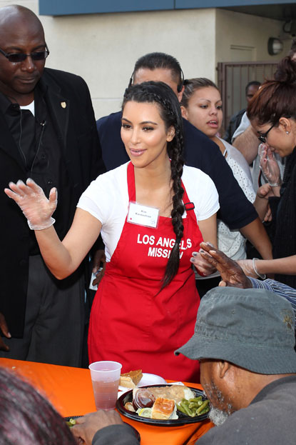 Celebrity Gists!: Kim Kardashian Help Serve Thanksgiving Dinner To The ...