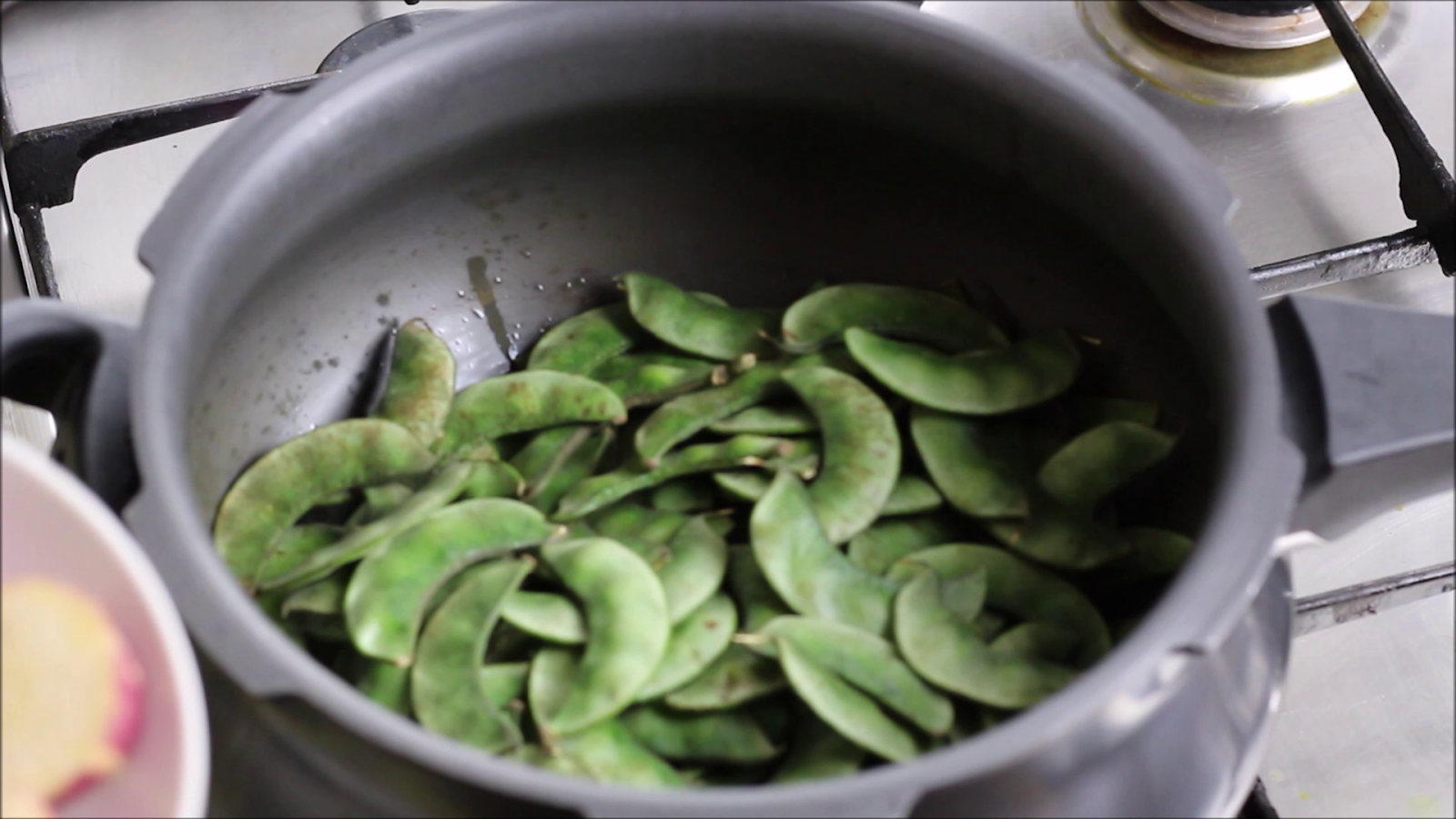 Dipa's Kitchen: How to make Umbadiyu in pressure cooker | सूरती उन्धियु ...