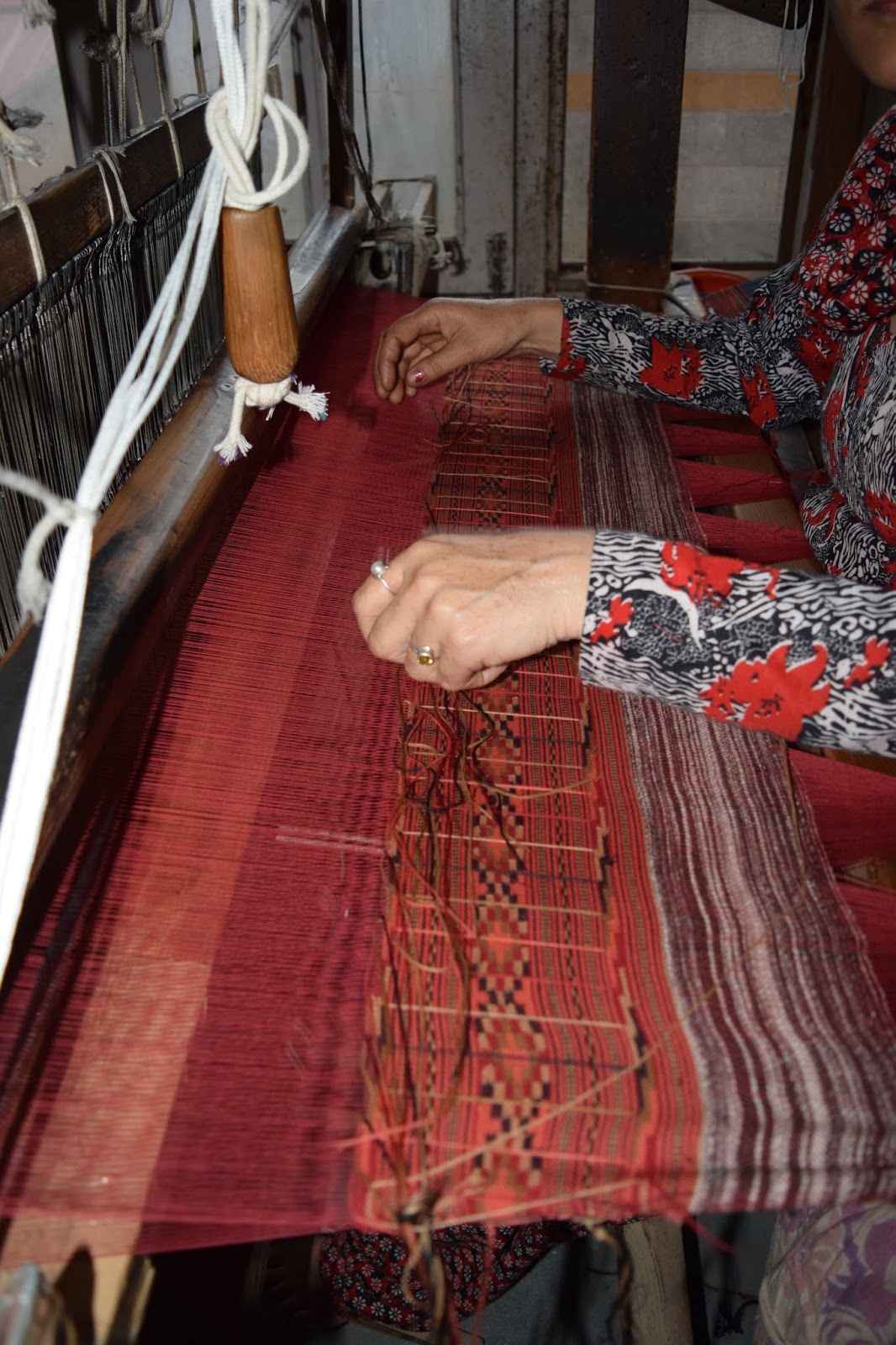 Kullu crafts: Handloom and Handicrafts products of Kullu.