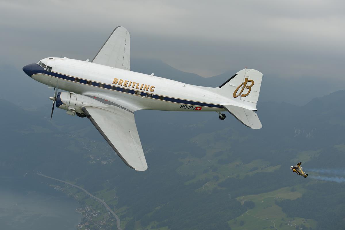 EL JETMAN Y EL DC-3 DE BREITLING VUELAN JUNTOS MANO A MANO