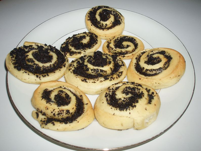 Adventures in Flavorland: Tapenade (olive paste) bread rolls