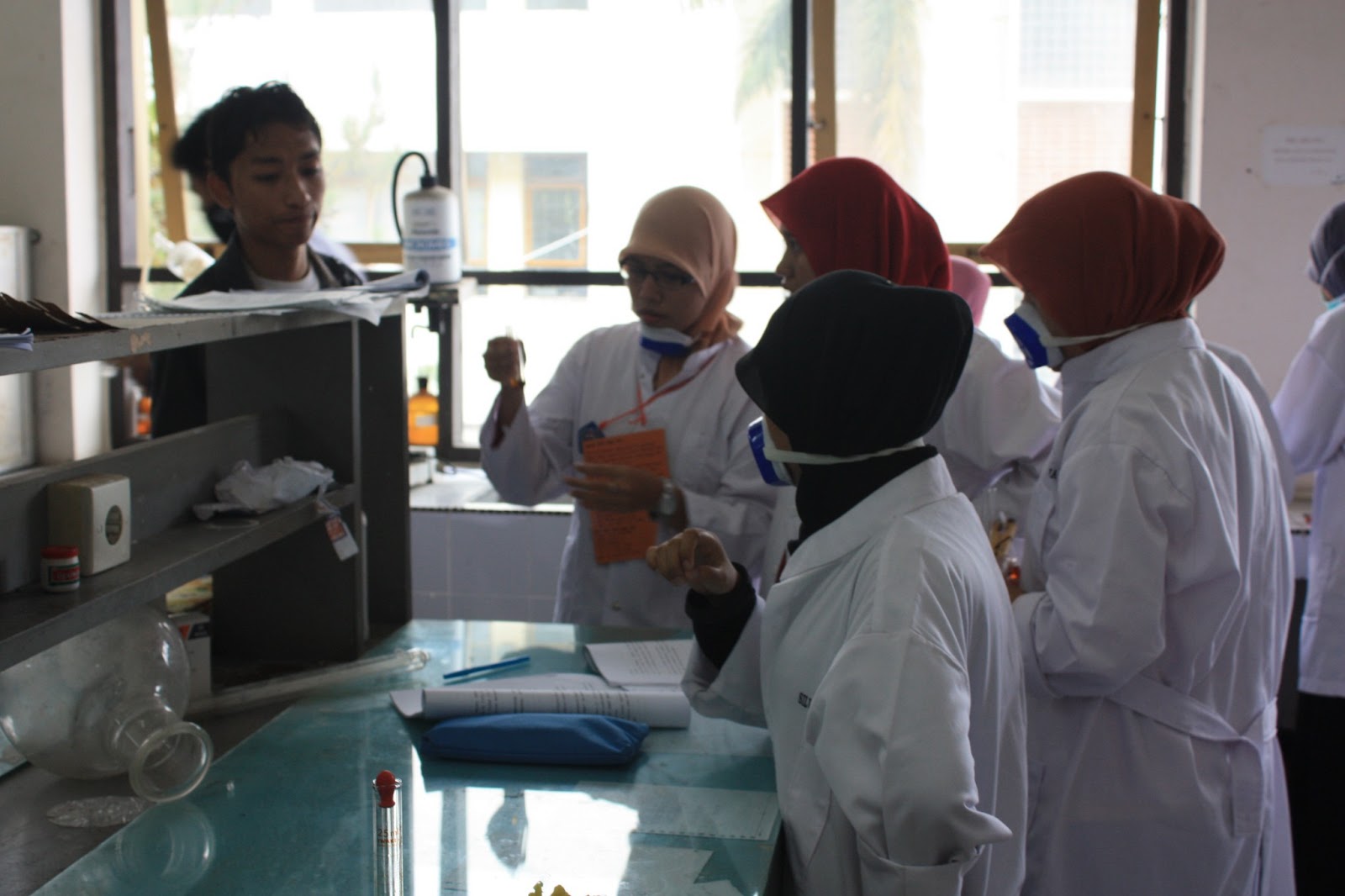 Tumbuhan Obat dan Sains: Kegiatan di Laboratorium Kimia UNP