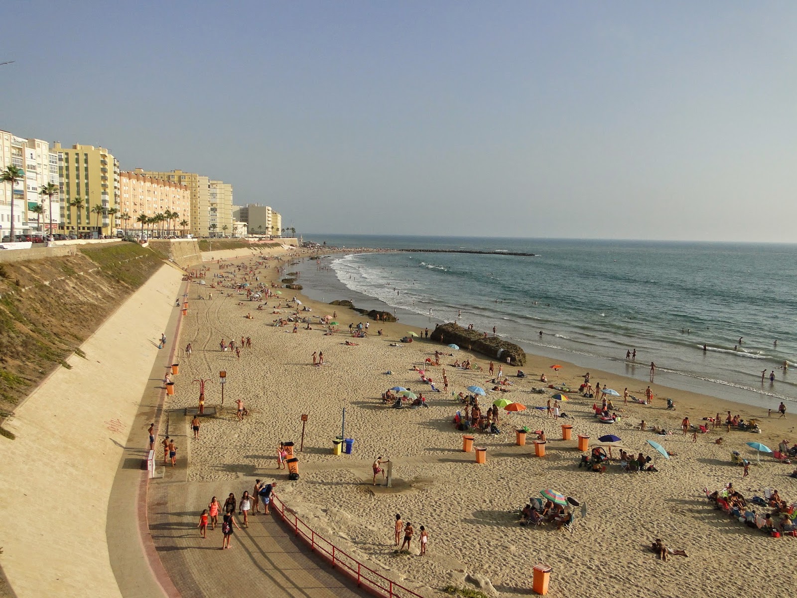 Andalucía Viajes: Playa de Santa María del Mar en la ciudad de Cádiz