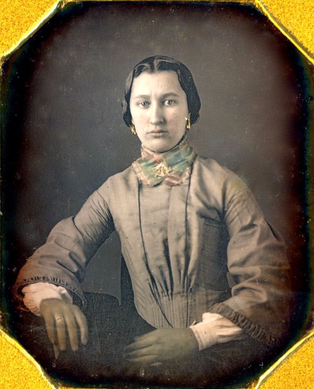 Lady in Style – Glamorous Photos of Fashionable Women in the Mid-19th ...