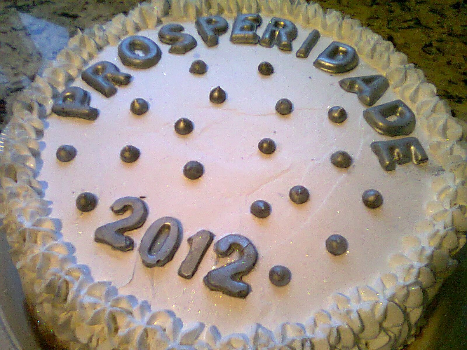 Bolo com letras de chocolate decoradas | Monyl Cake's