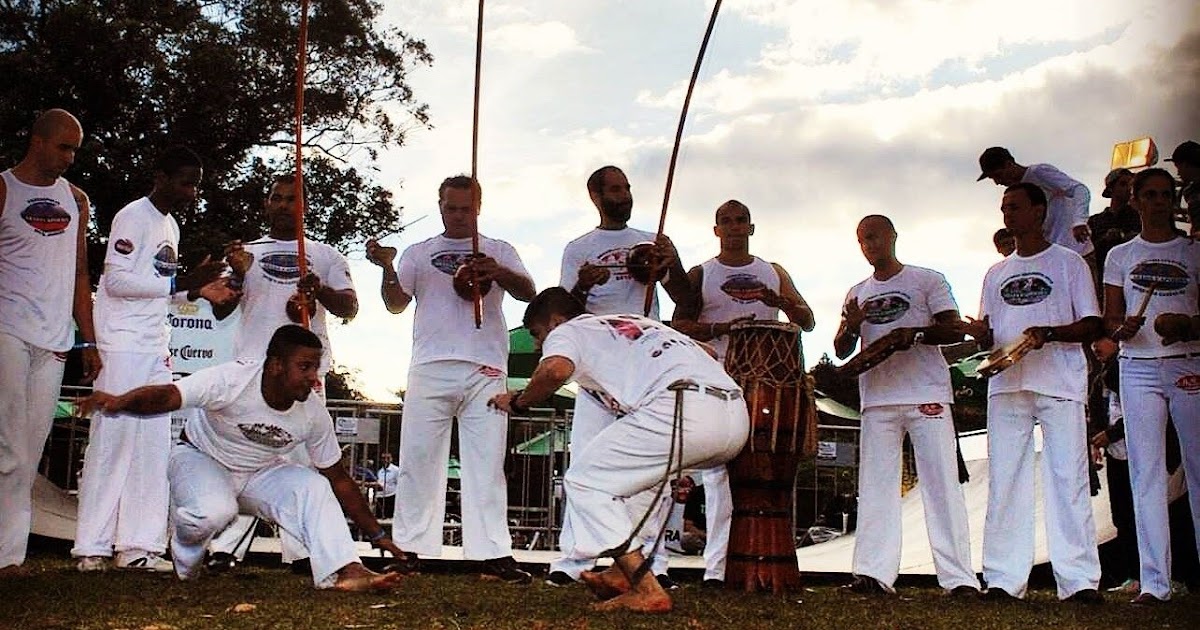 Só se melhora a capoeira, melhorando o capoeirista. (Mestre Camisa)