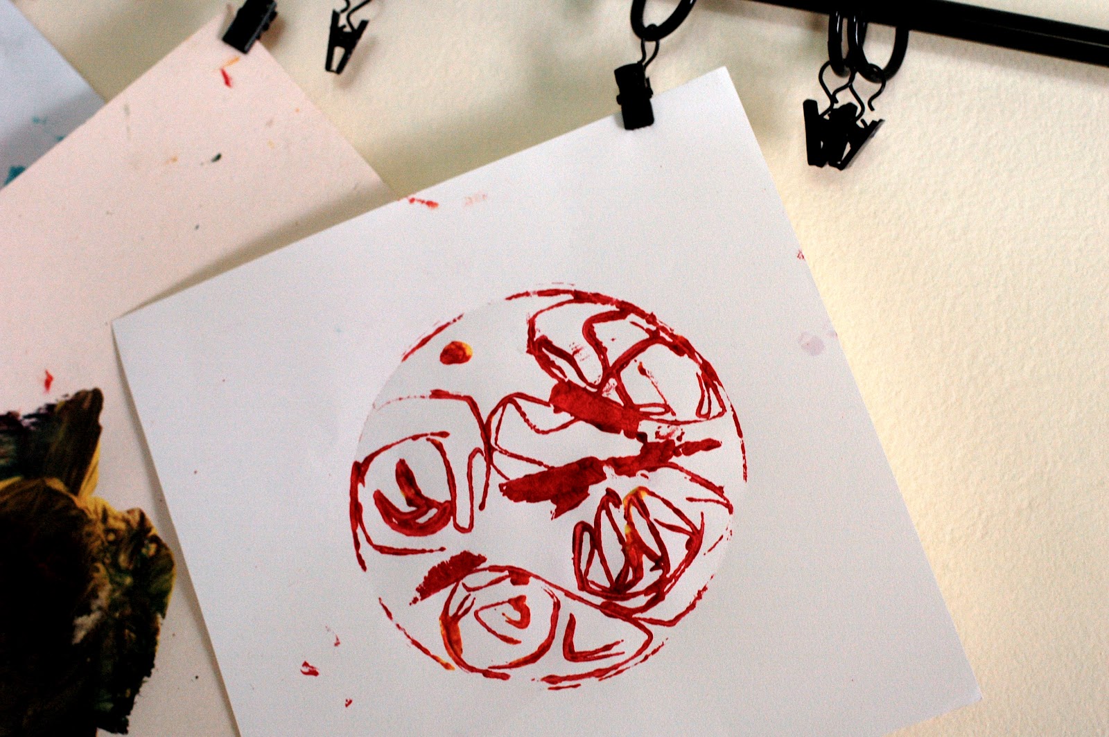 create (with kids): plastic lid printmaking - FreshlyPlanted