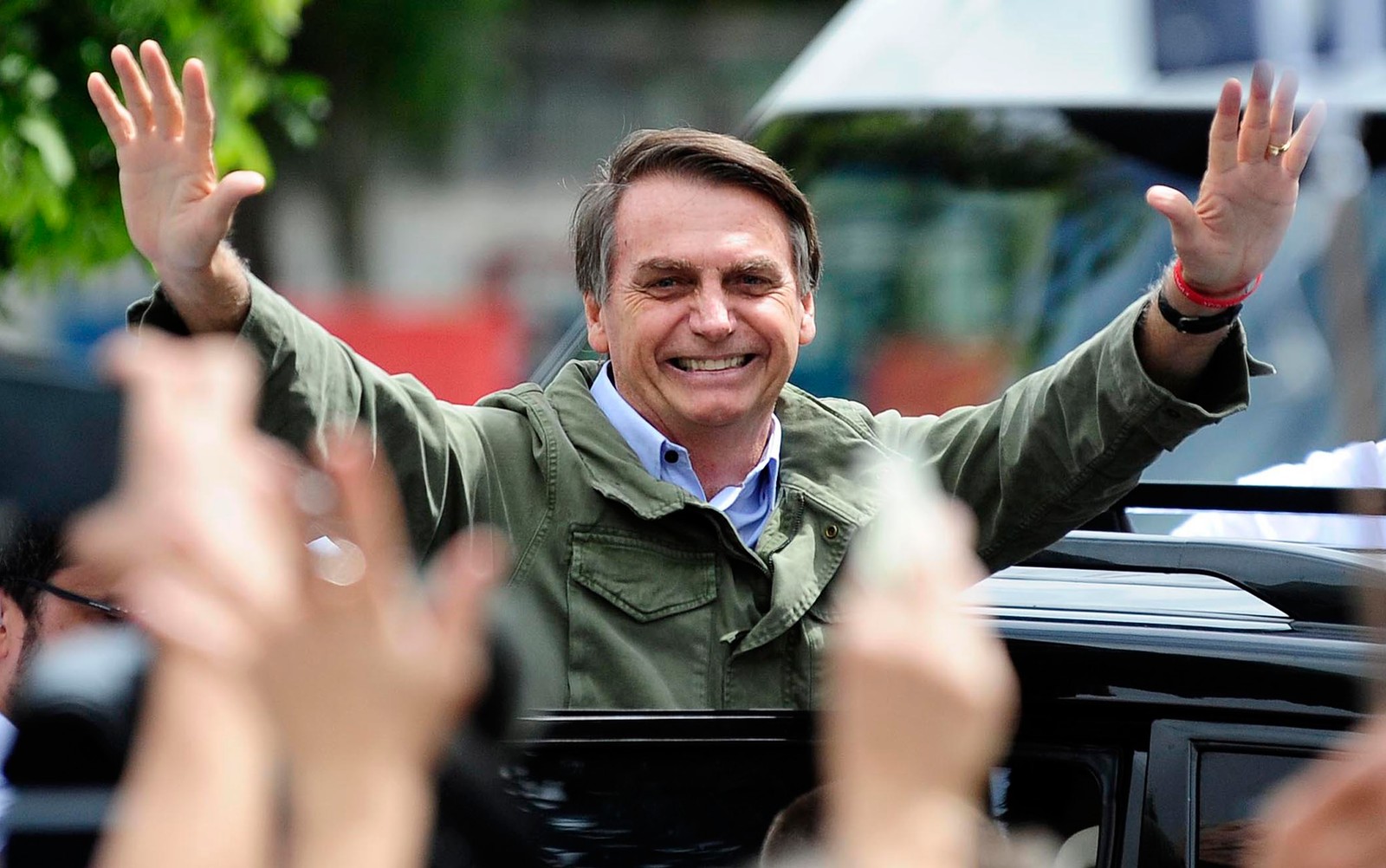 Jair Bolsonaro acena para eleitores. (Foto: Dhavid Normando/Futura ...