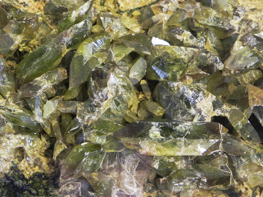 MINERALES: TITANITA o ESFENA