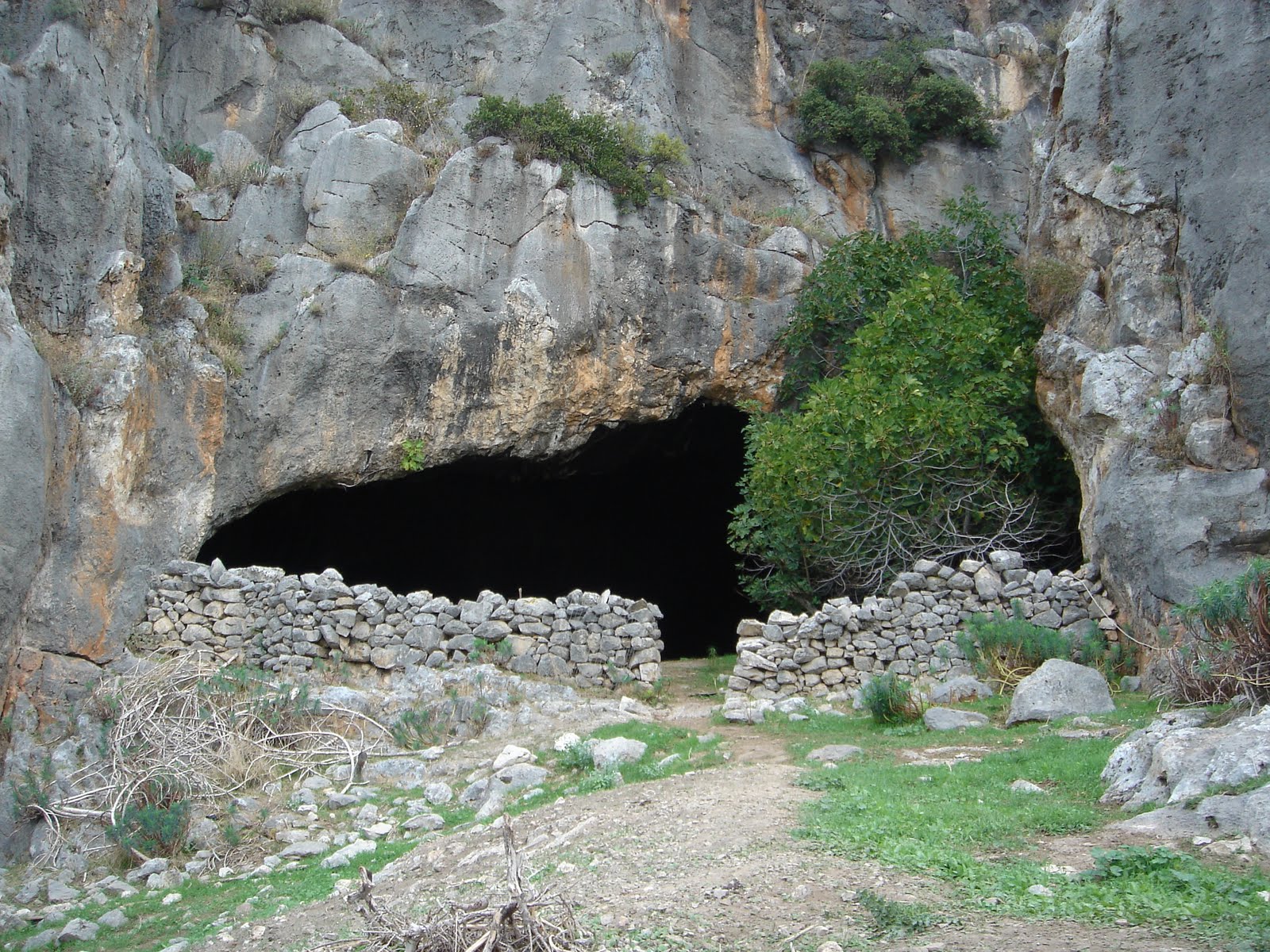 Αιώνια Ελληνική Πίστη: ΤΟ ΣΠΗΛΑΙΟ ΣΑΡΑΚΗΝΟΥ ΣΤΟ ΑΚΡΑΙΦΝΙΟ ΒΟΙΩΤΙΑΣ ...