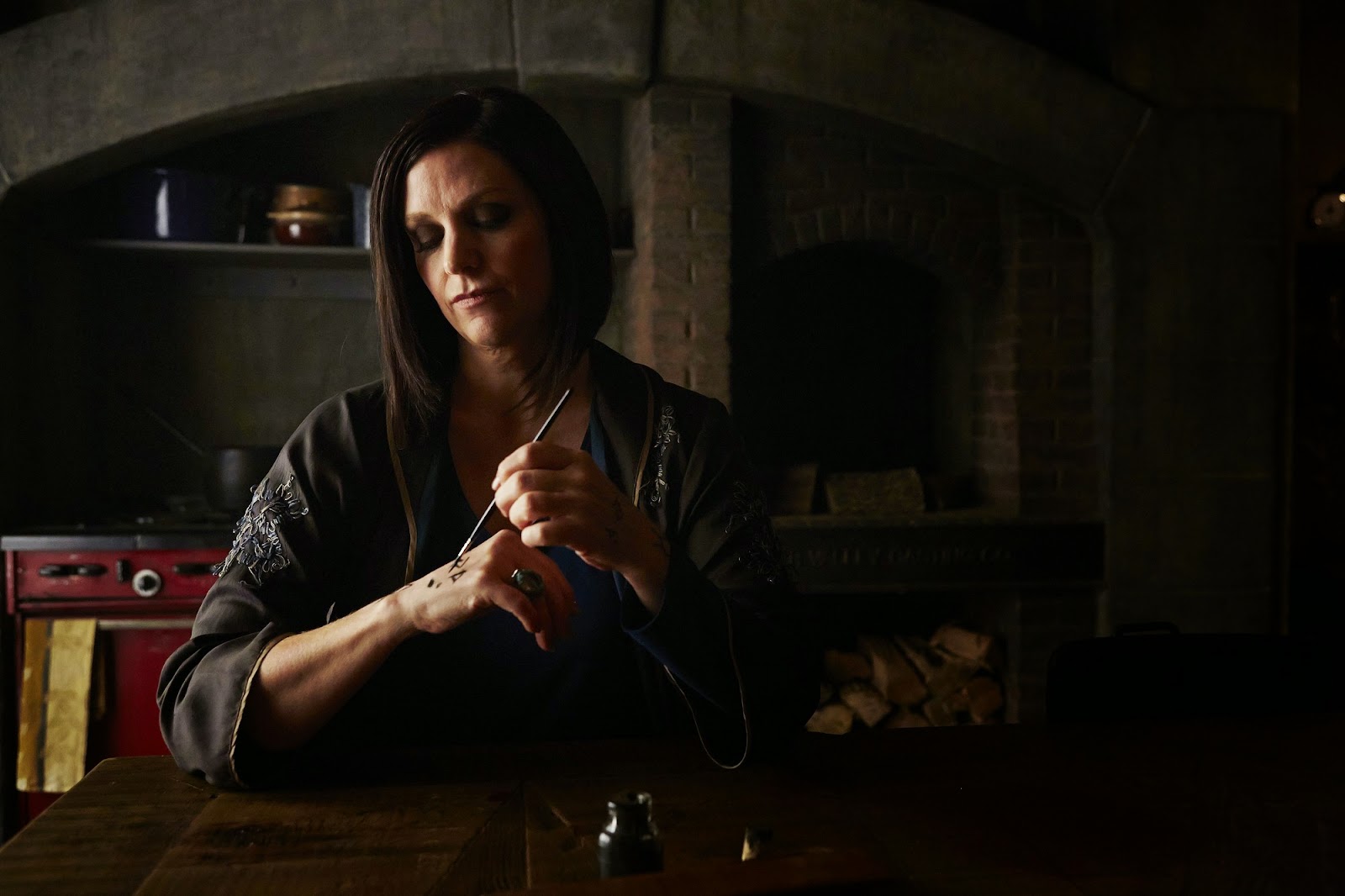 Laura Vandervoort: Bitten Season 2: Stills Episode 4 "Dead Meat"