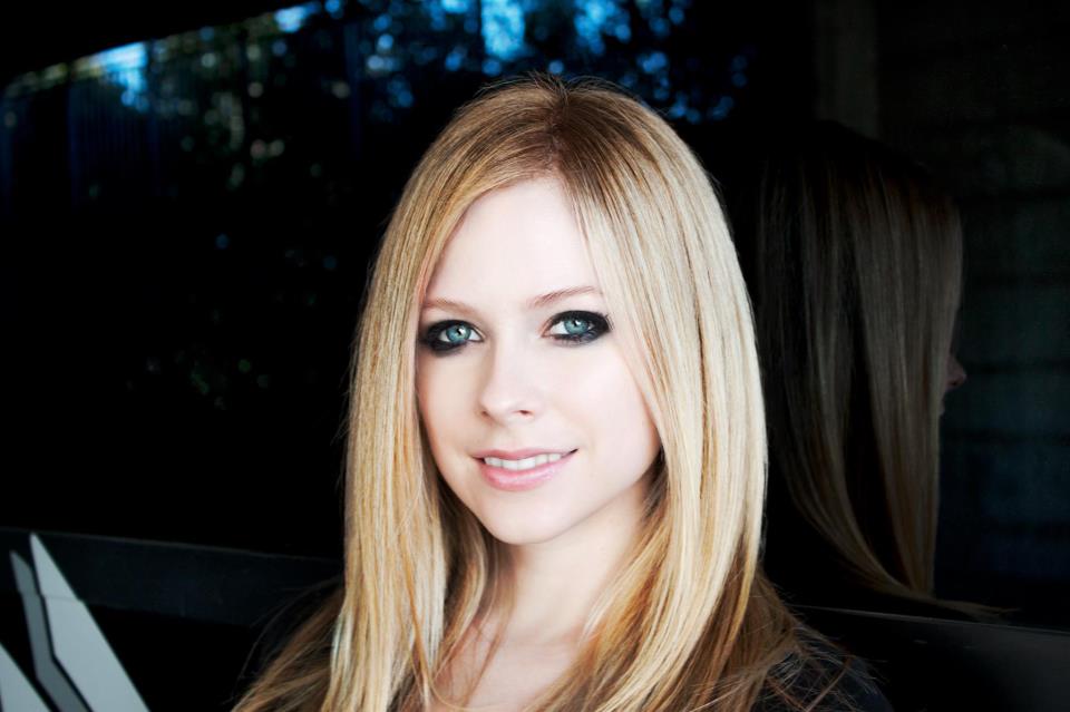 Avril Onlinews: Avril Lavigne puede llamarte por teléfono!