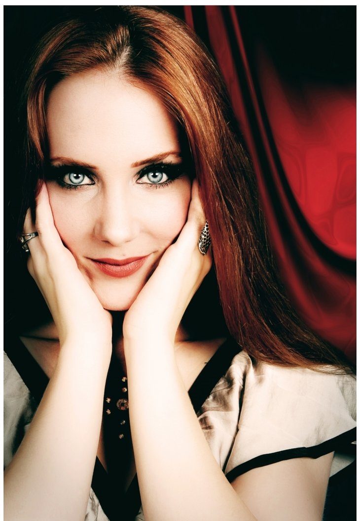 Metal da Ilha: Foto de Simone Simons nua é revelada?