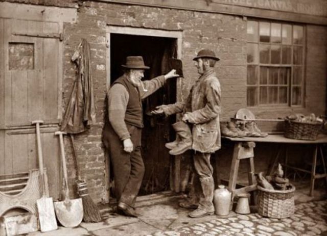 30 Vintage Photographs of Fisher People Around the Small North ...