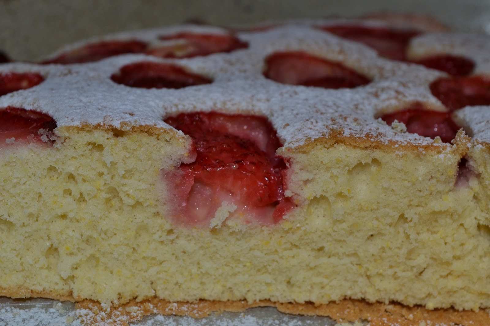 Mihaela's cuisine: Pandispan cu capsuni