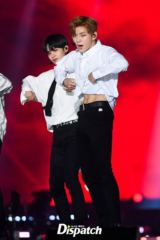 Kang Daniel shows off his abs