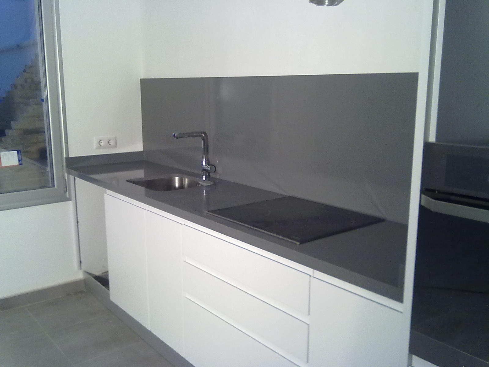 MARMOLES VEDAT, S.L.U.: MONTAJE ENCIMERA COMPAC QUARTZ PLOMO.