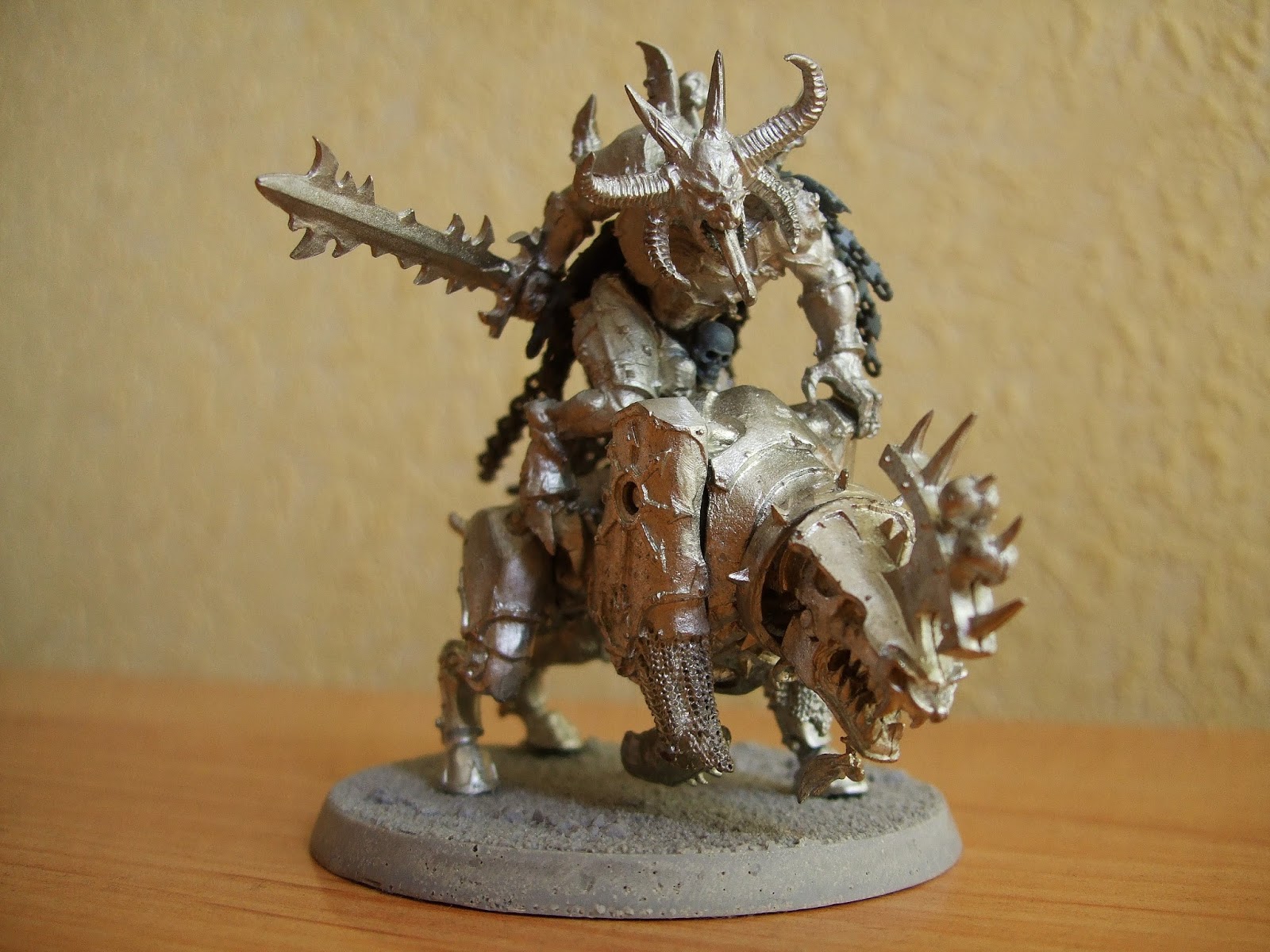 El Gordo Xenos: -CONVERSIONANDO!- Heraldo de Khorne en Juggernaut...