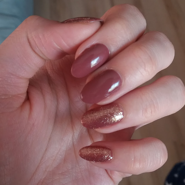 Codziennie malowane paznokcie: Hybryda neonail neutral + semilac rose gold