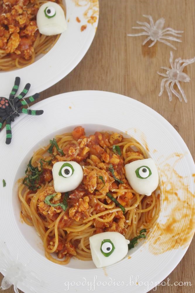 GoodyFoodies: Recipe: Halloween Eyeball Pasta with Blood Sauce