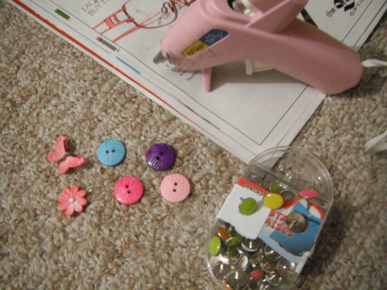 Designs & Decor on a Dime: DIY: Easy Peasy Push Pins ... Buttons ...