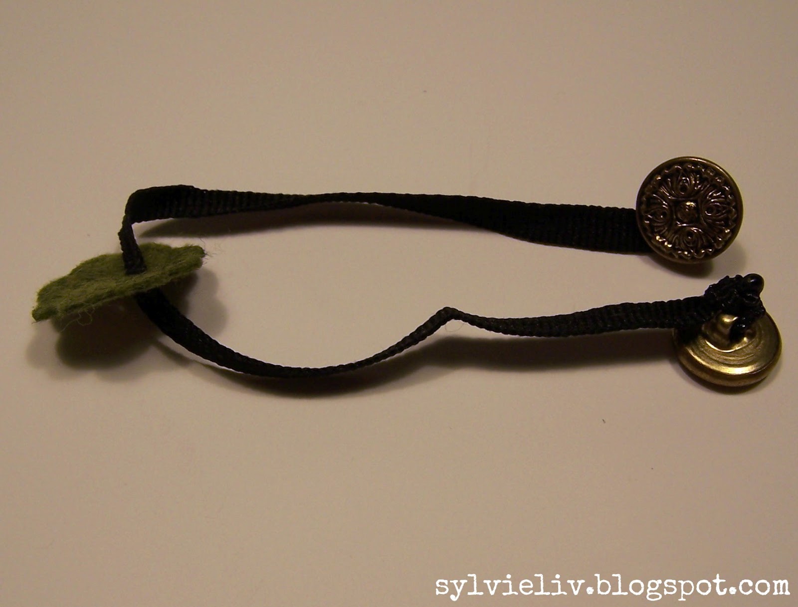 Sylvie Liv: Toddler Buttoning Activity Tutorial