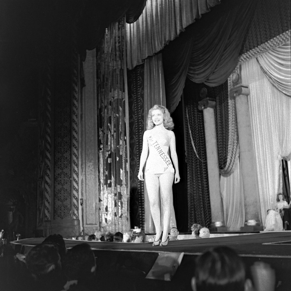 19 Candid Photographs Documented Scenes During the Miss America Pageant ...