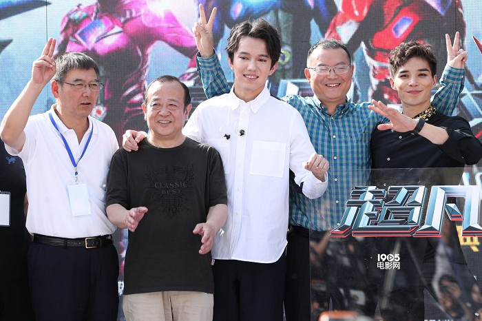 Ludi Lin participa de premiere de Power Rangers na China