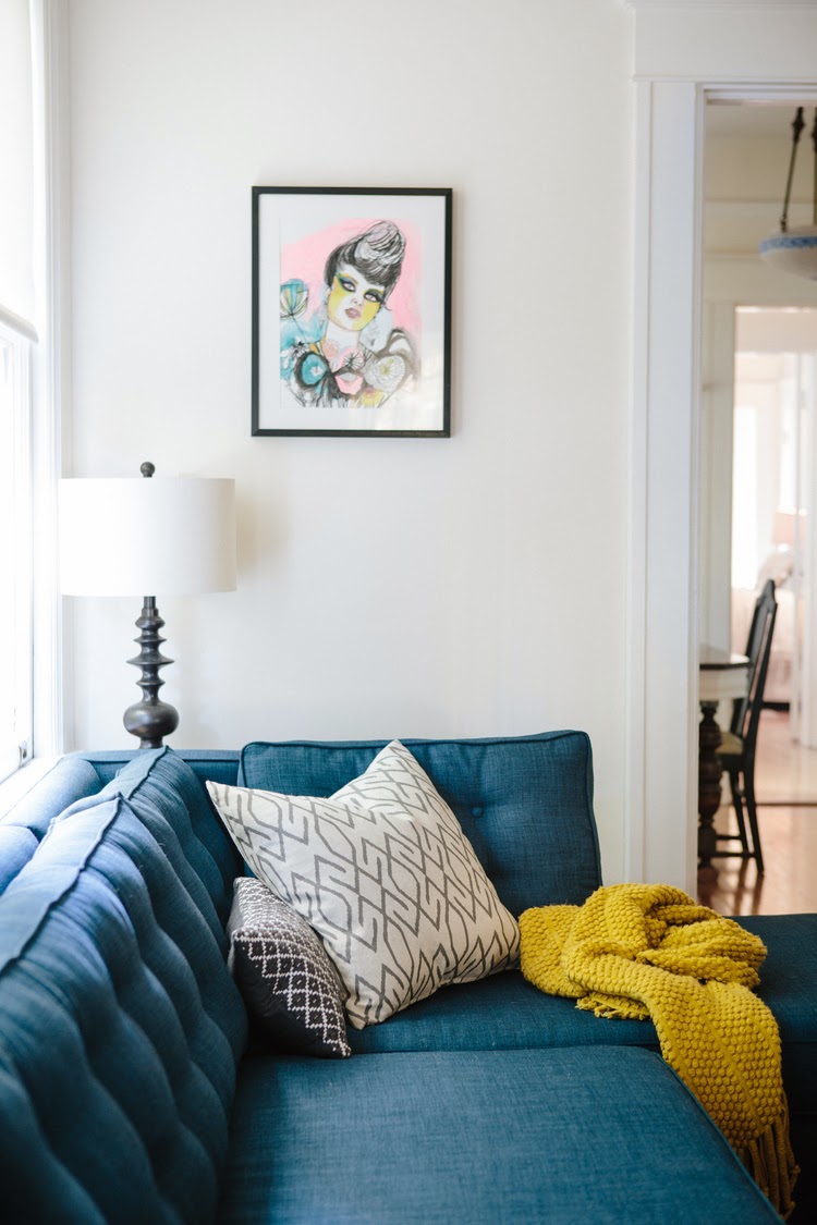 我們看到了。我們是生活@家。: Kate Davison 與 Jesse Hayes位在美國舊金山的家，藍色的沙發在明亮的空間裡，舒適完美！