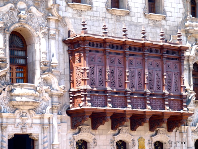 Piedra: Balcones limeños. Lima, Perú