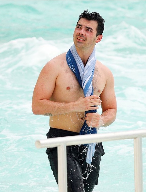 Alexis_Superfan's Shirtless Male Celebs: Joe Jonas shirtless in Australia
