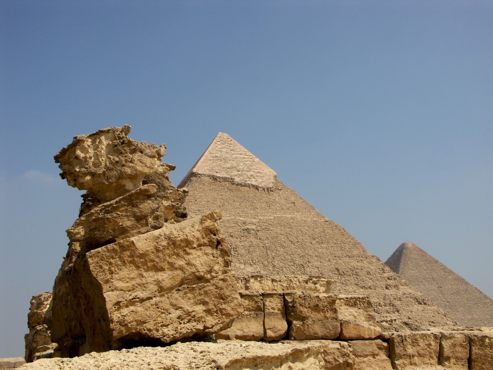 Pyramidales: “Les pierres des pyramides ont été prises sur place ...