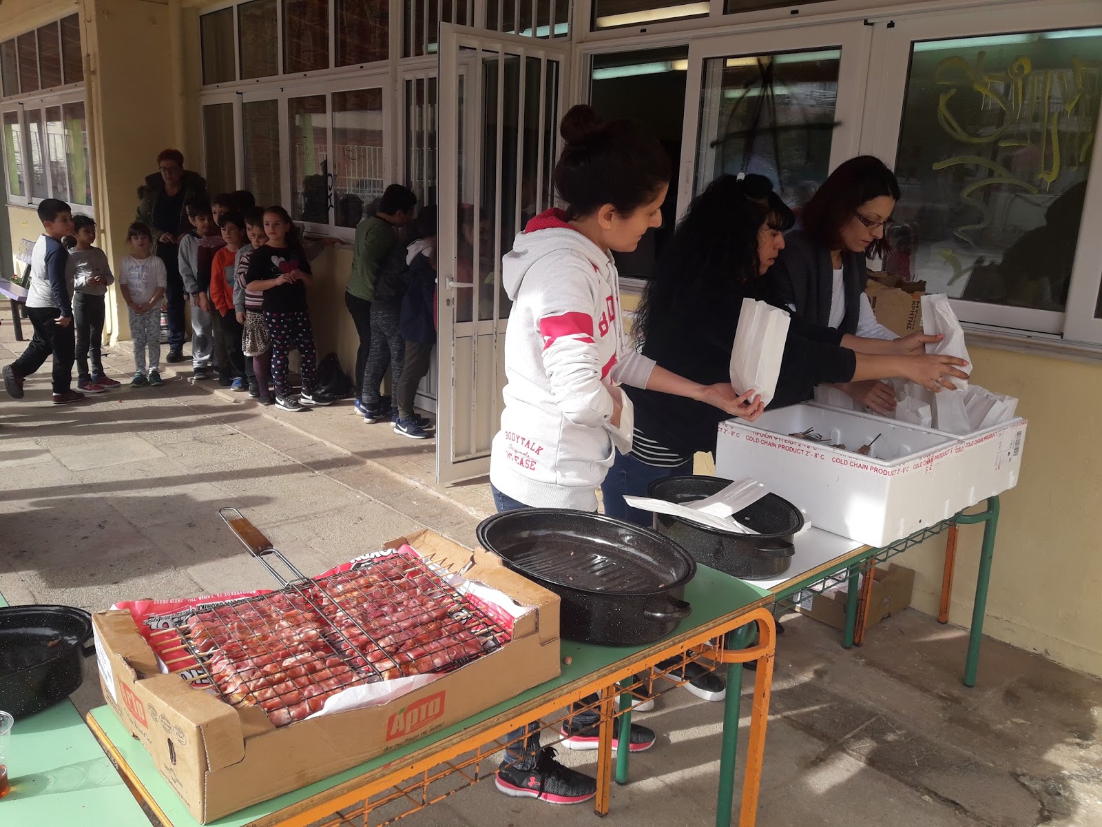 16ο Διαπολιτισμικό Δημοτικό Σχολείο Χανίων: Τσικνοπέμπτη στο Σχολείο μας