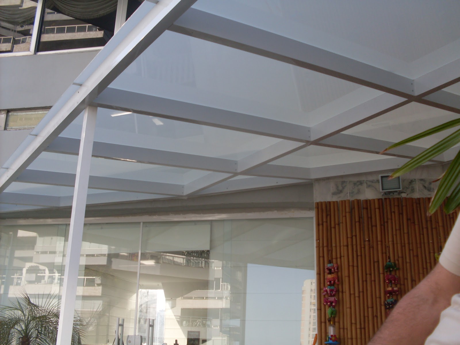 Enzo Vidraçaria e Serralheria: Clarabóia em Vidro Laminado Opaco