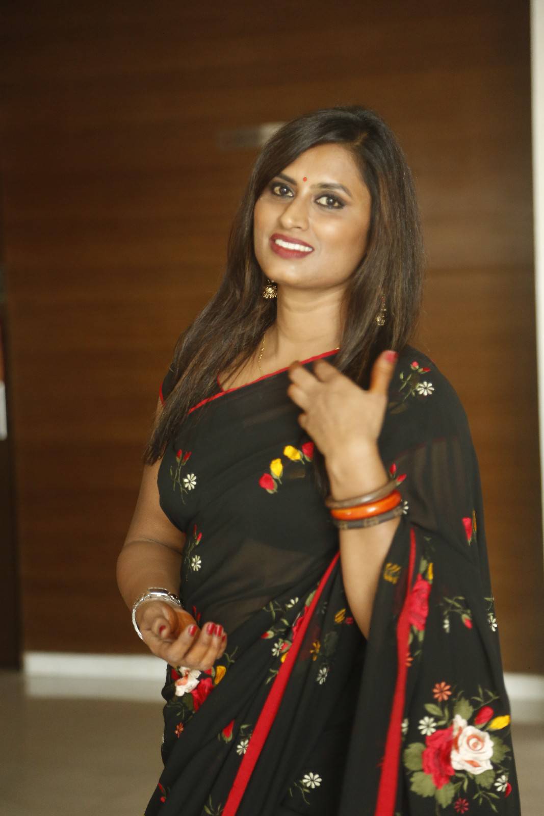 Singer Kousalya in Black Saree Stills At Mirchi Music Awards South 2014 ...