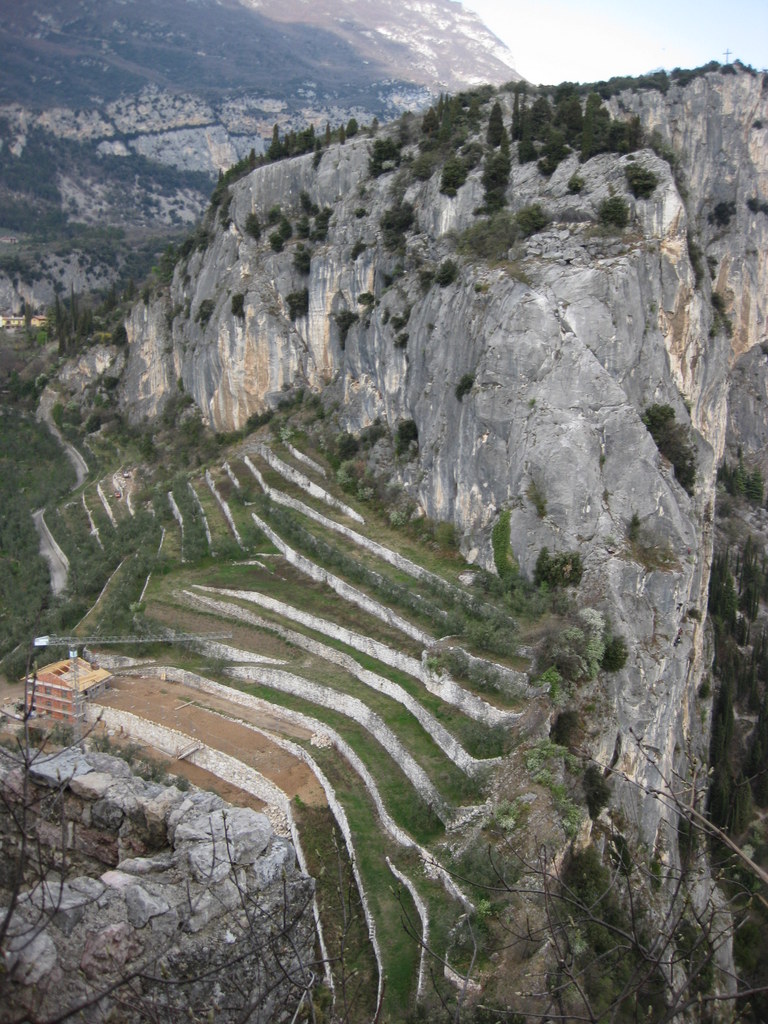 Και λοιπόν;Και συνεπώς;Και γι'αυτό;: April 2012