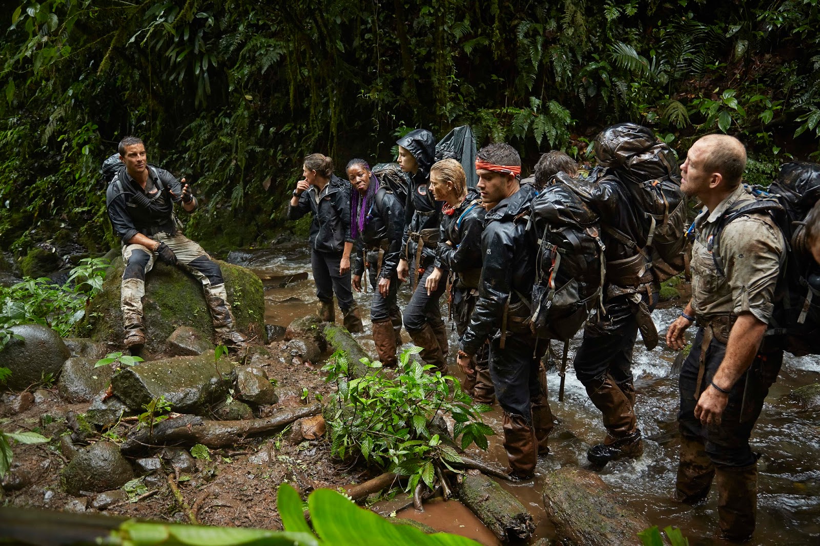 Bear Grylls lleva a ocho famosos a la selva en lo nuevo de Discovery