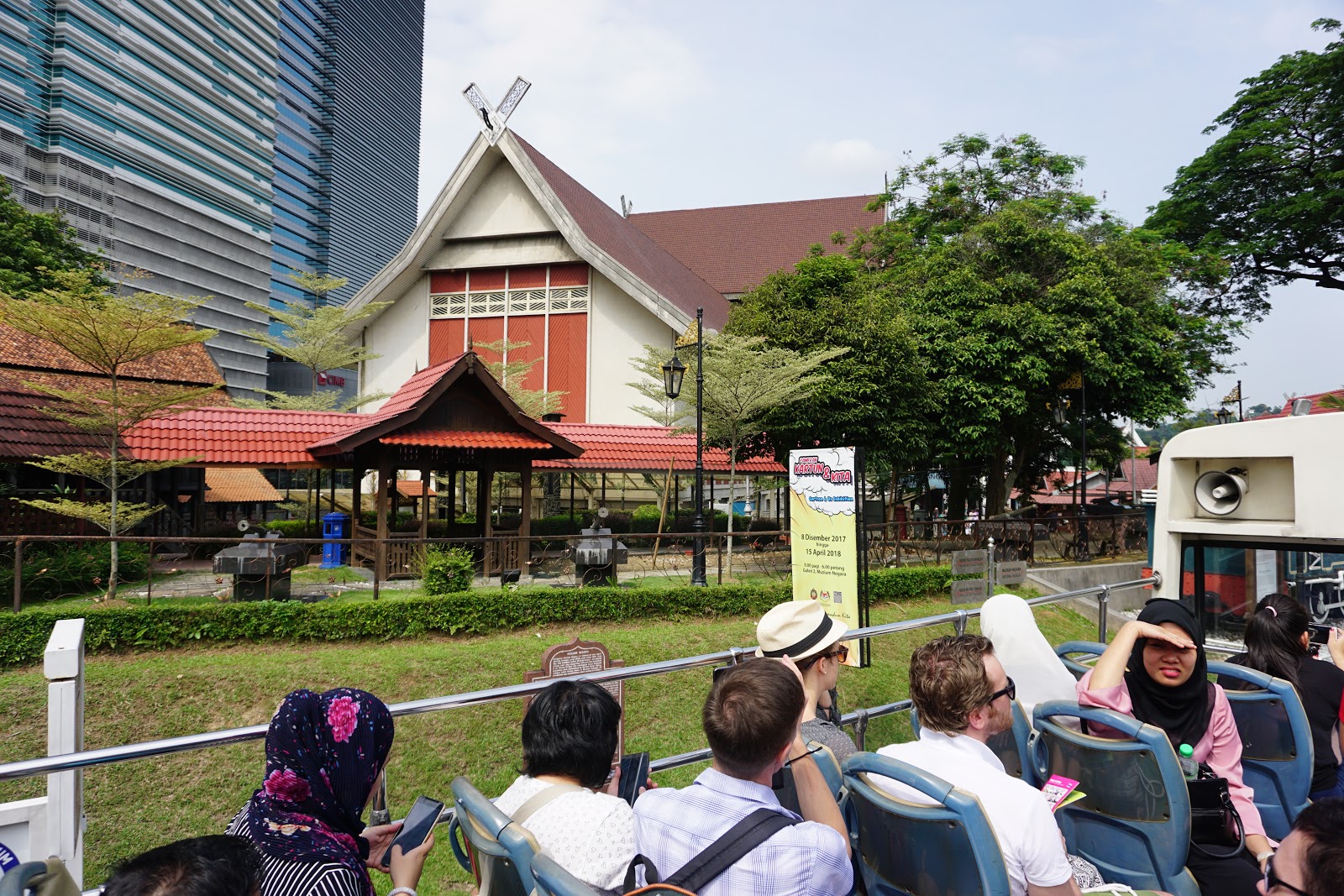 TEROKA KUALA LUMPUR DENGAN PERKHIDMATAN BAS KL HOP ON HOP OFF CITY TOUR