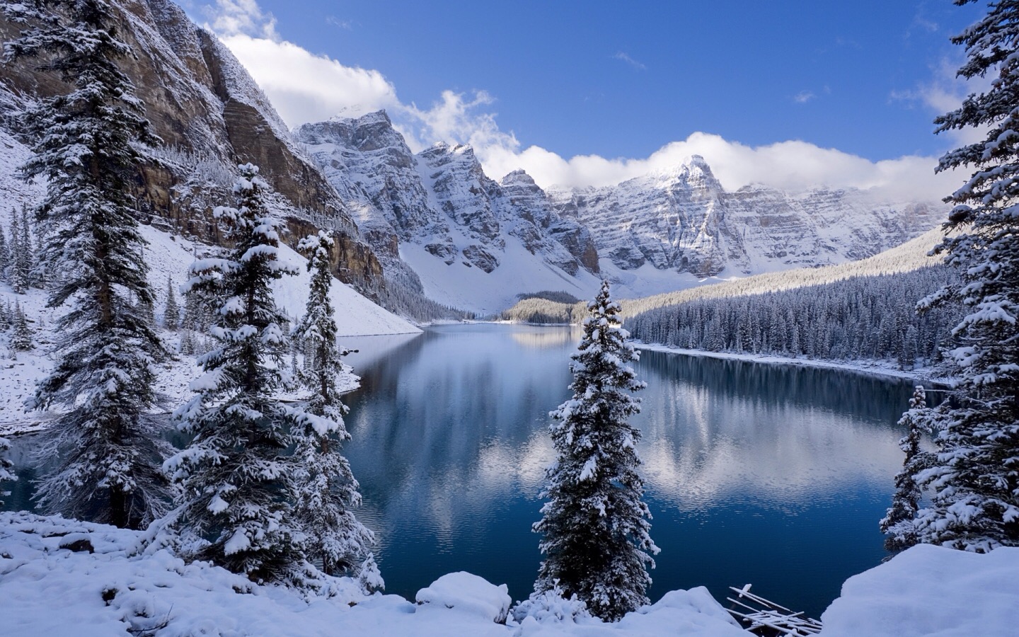 Photo de couverture: Joli paysage enneigé avec montagne, lac et sapins ...