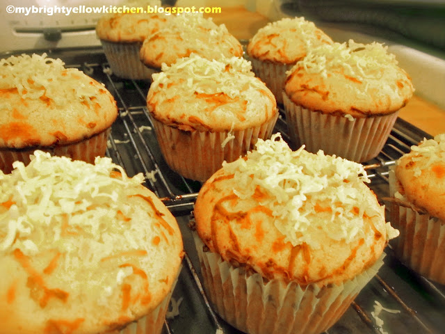 My Bright Yellow Kitchen: pinoy cheese cupcakes
