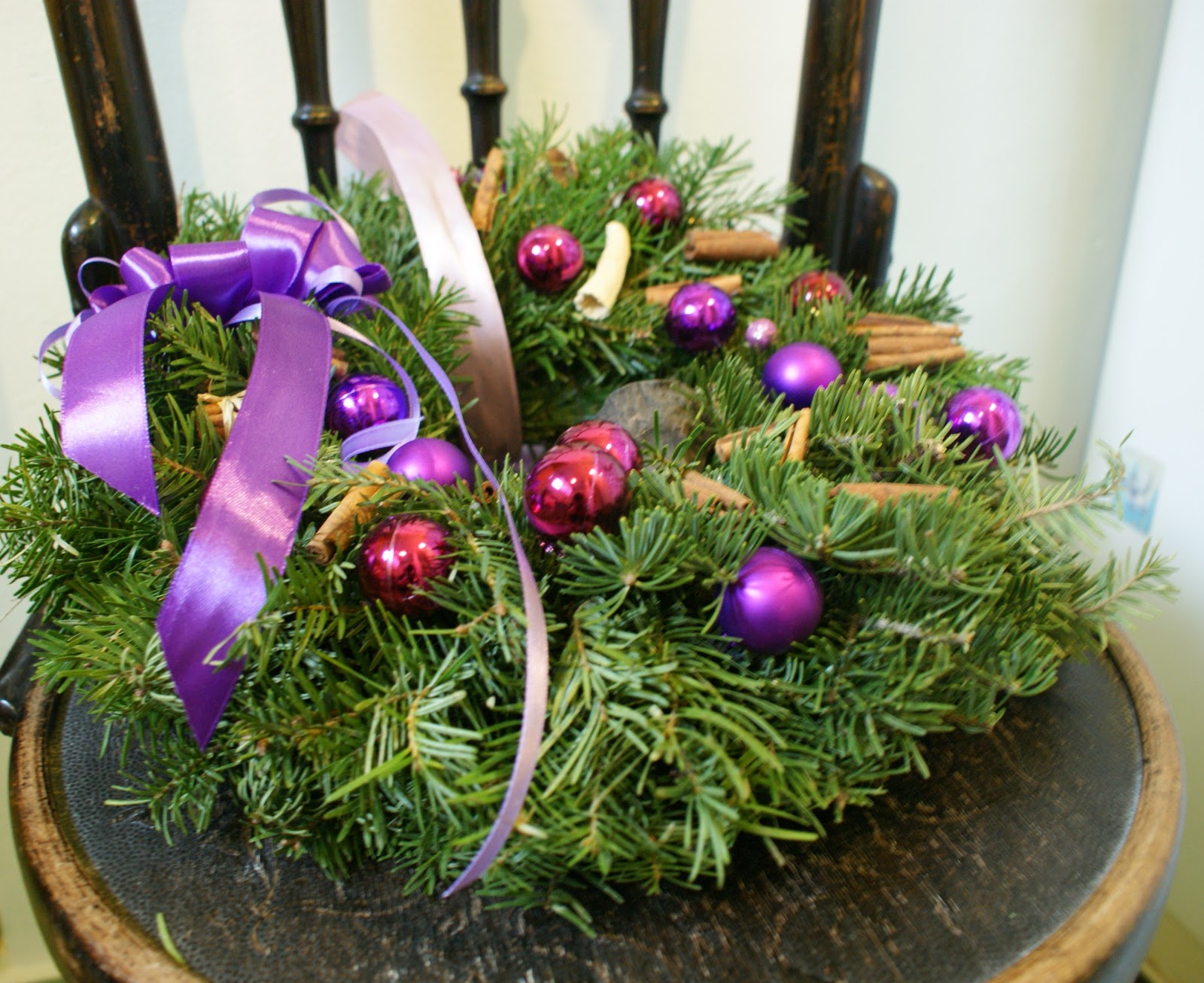 Buchete cu Flori: Coronita brad cu globuri si funda mov