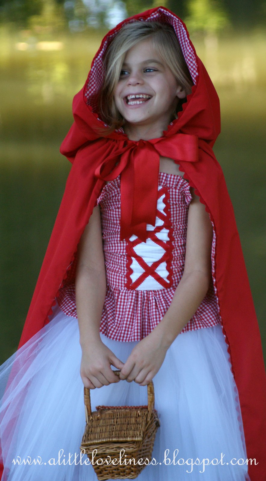 A Little Loveliness: Little Red Riding Hood: A Story in Pictures