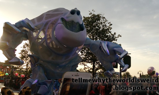 Tell me why the world is weird: Shanghai Disneyland