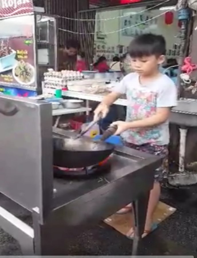 大马小学男童，帅气抓锅炒粿条！视频上万人Share ! - Leesharing