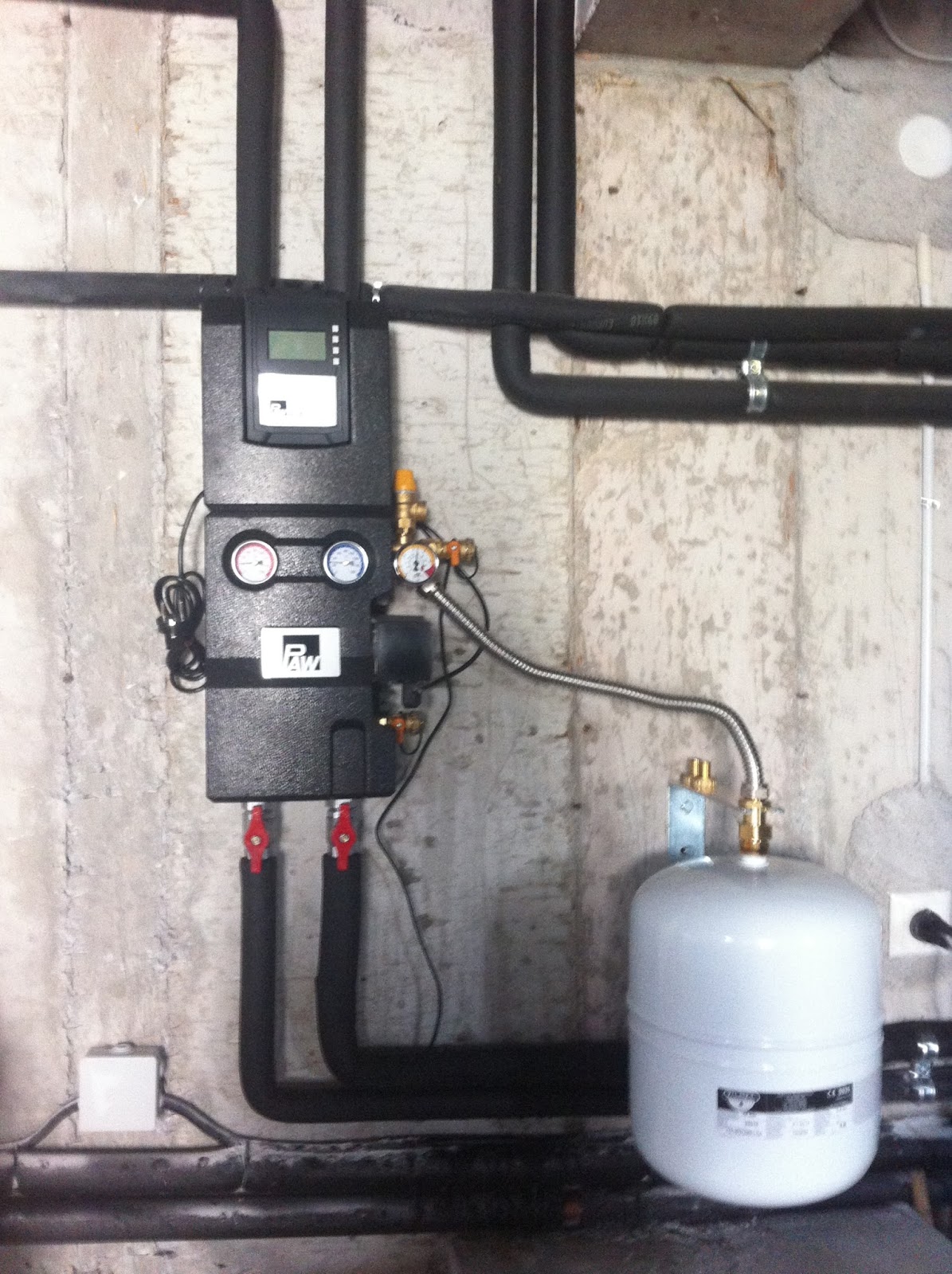 Ενδοδαπεδια θερμανση με τζακι καλοριφερ αντλια θερμοτητας και δοχειο ...