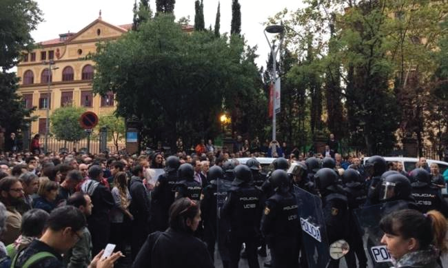 kapistrinews: Στα όρια του εμφυλίου η Ισπανία: ΧΑΟΣ ΜΠΡΟΣΤΑ ΣΤΙΣ ΚΑΛΠΕΣ