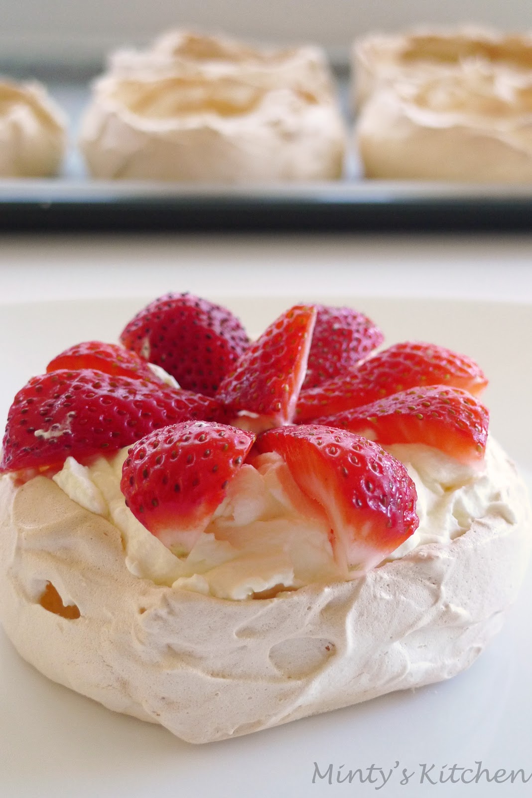 Minty's Kitchen: Mini Pavlova