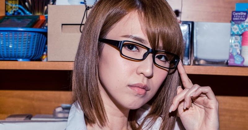 Snow Suen transforms into AV lady and plays with uniform seduction ...