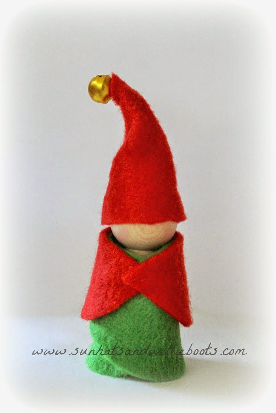 Sun Hats & Wellie Boots: Homemade Christmas Elf (simple no-sew craft)